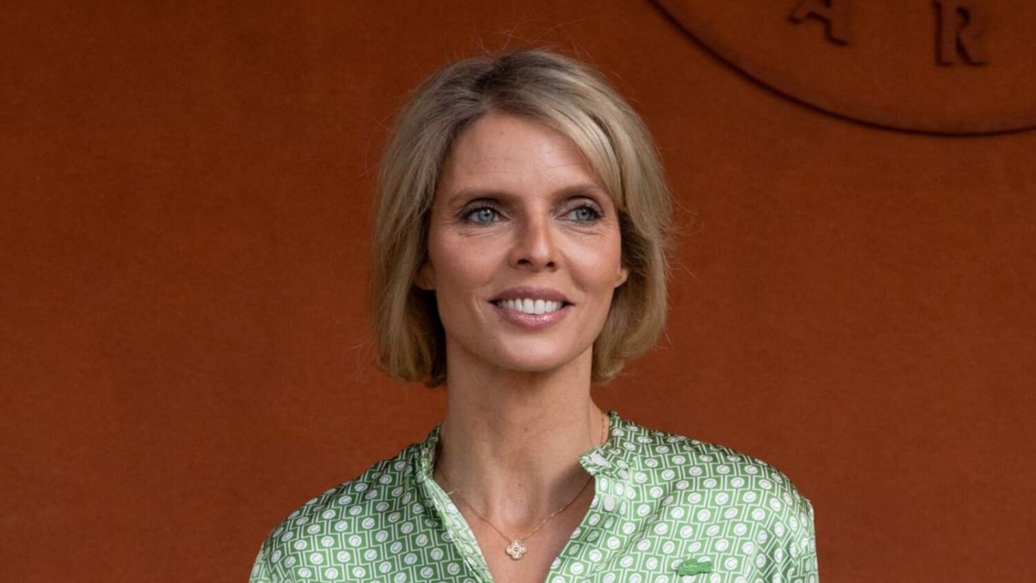 À 48 ans, Sylvie Tellier adopte le top parfait pour l'été qui sublime ...