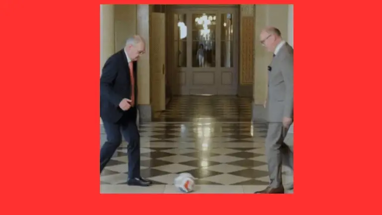 Parmelin souhaite bonne chance à la Nati à sa façon