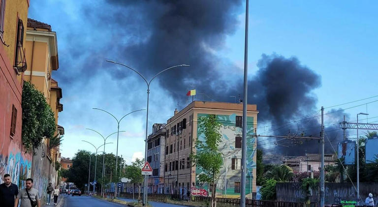 Roma, maxi incendio in un vivaio al Tuscolano: abitazioni evacuate ...