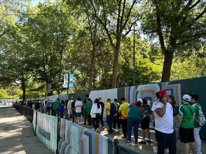 Hundreds line up for 1st day of FIFA World Cup fan fest in Vancouver