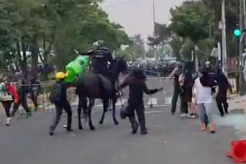 Violencia en el partido inaugural del Mundial de México: turba ...