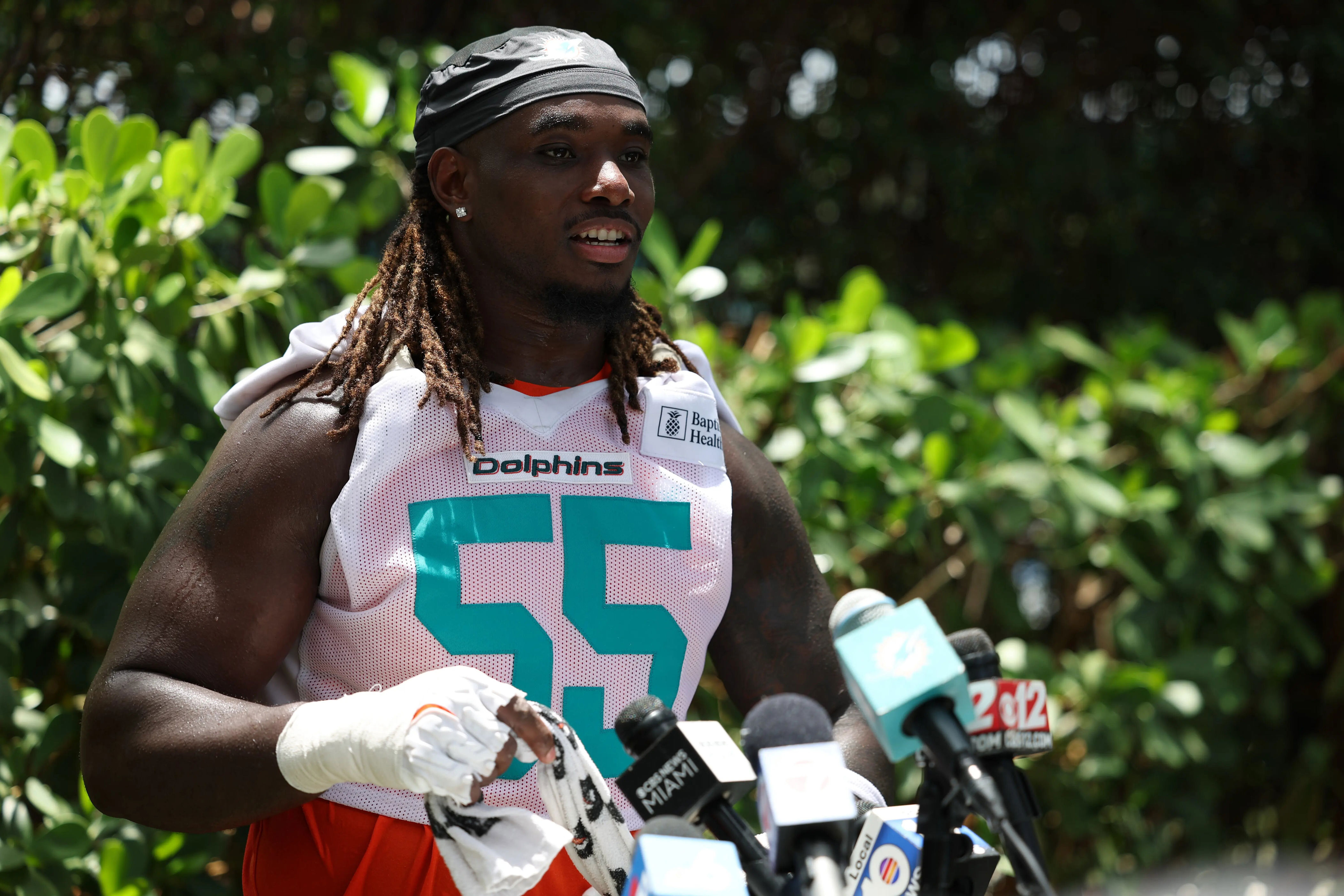 Miami Dolphins re-sign Aaron Brewer to a 3-year extension