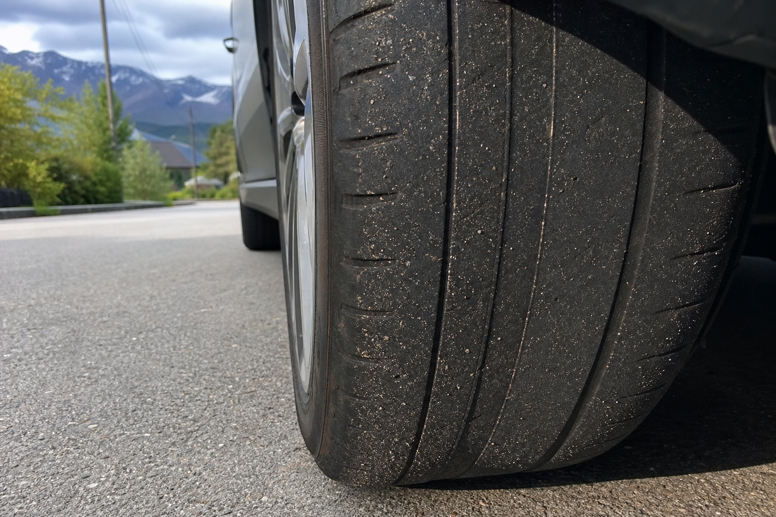 Elbilen sliter dekk 20 prosent raskere enn bensinbilen - mange norske ...