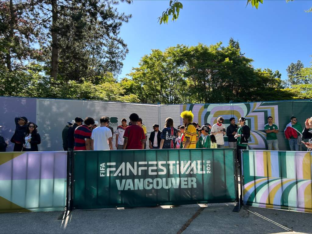 Hundreds line up for 1st day of FIFA World Cup fan fest in Vancouver