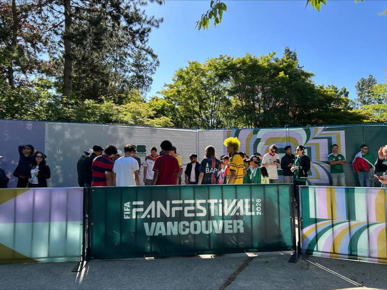 Hundreds line up for 1st day of FIFA World Cup fan fest in Vancouver