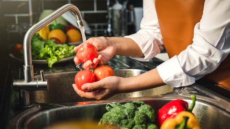 11 mistakes everyone makes when washing fruits and vegetables