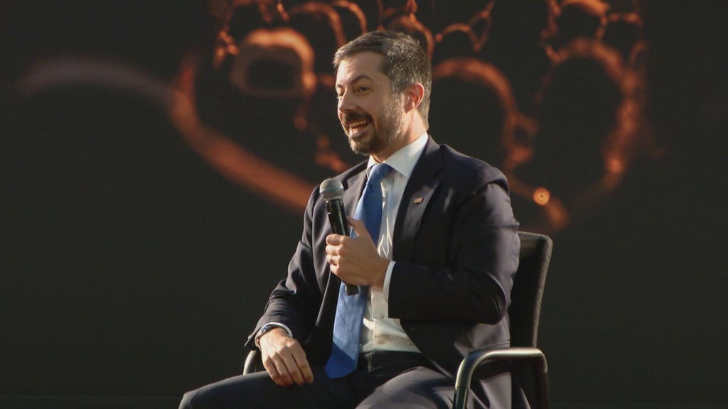 Pete Buttigieg and Hillary Clinton speak at 1st Rainbow PUSH convention ...