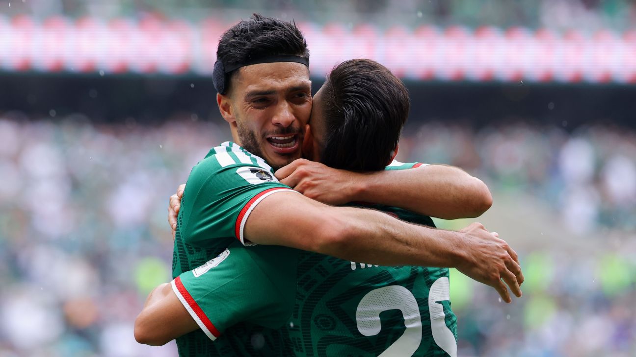 'Emotional' Mexico shaken by Azteca atmosphere, Aguirre says