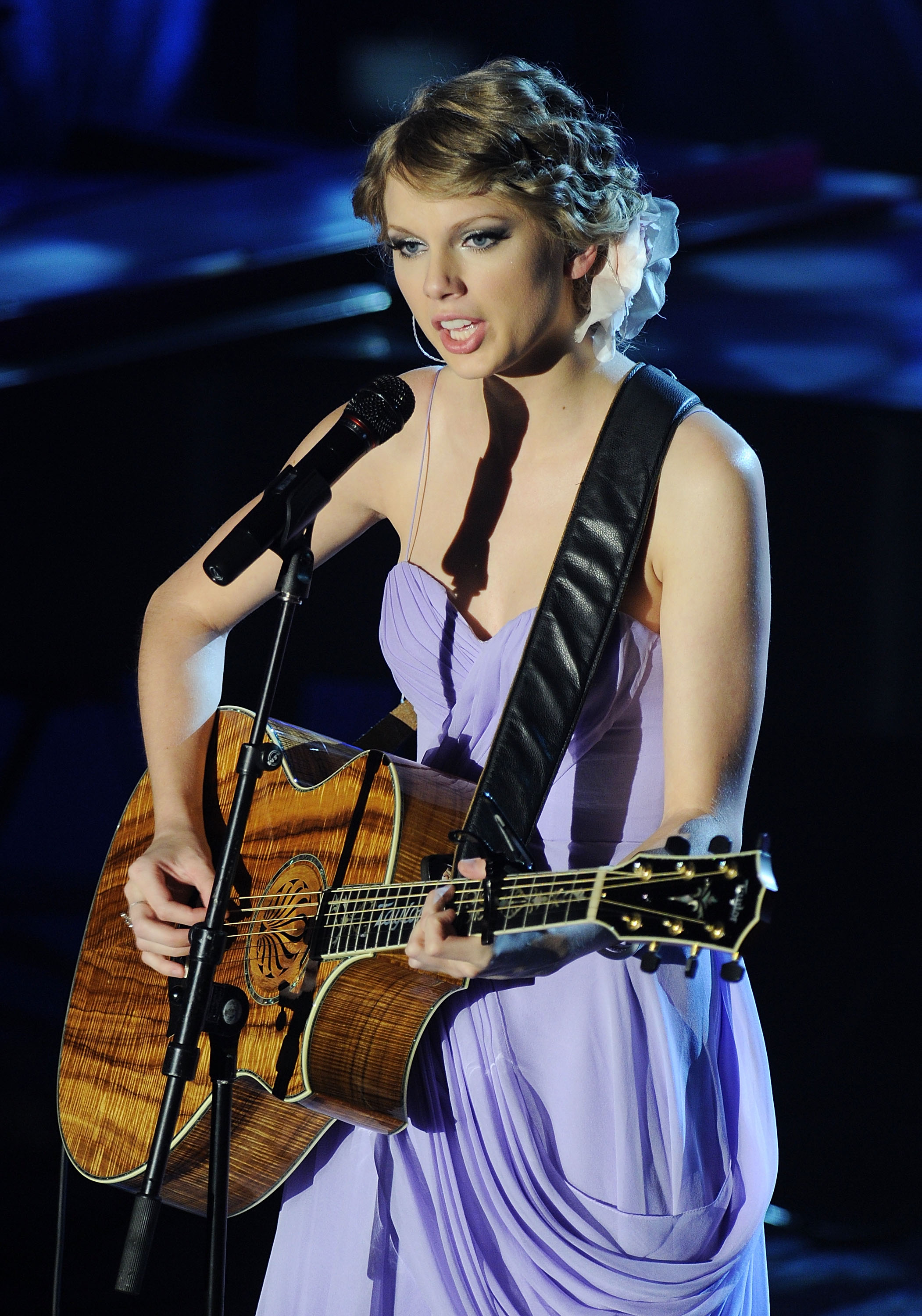 Taylor Swift blooms in black floral gown on Songwriters Hall of Fame ...