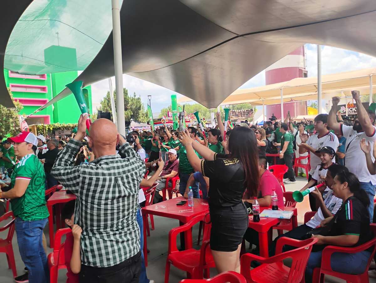 Aficionados en Saltillo celebran triunfo de México sobre Sudáfrica