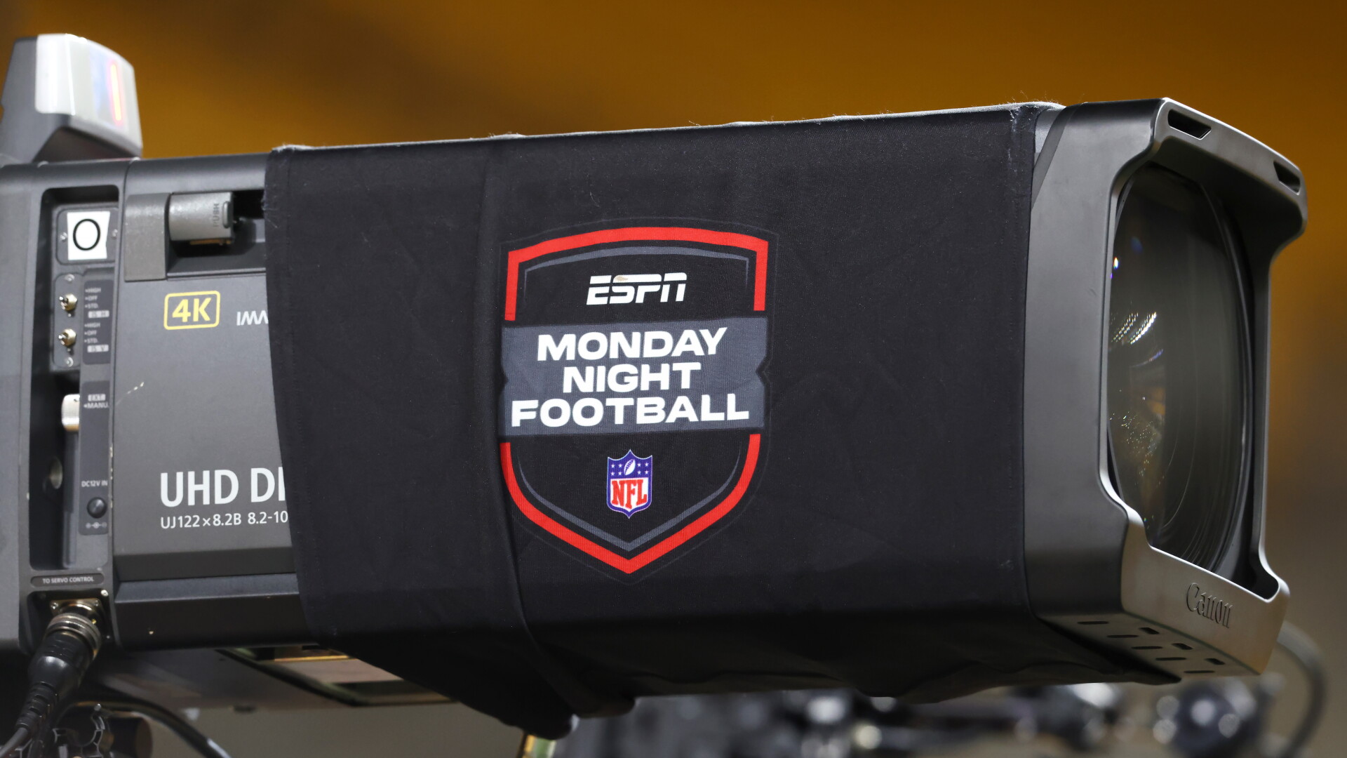 ESPN zeroing in on Dave Pasch, Bob Wichusen to replace Chris Fowler