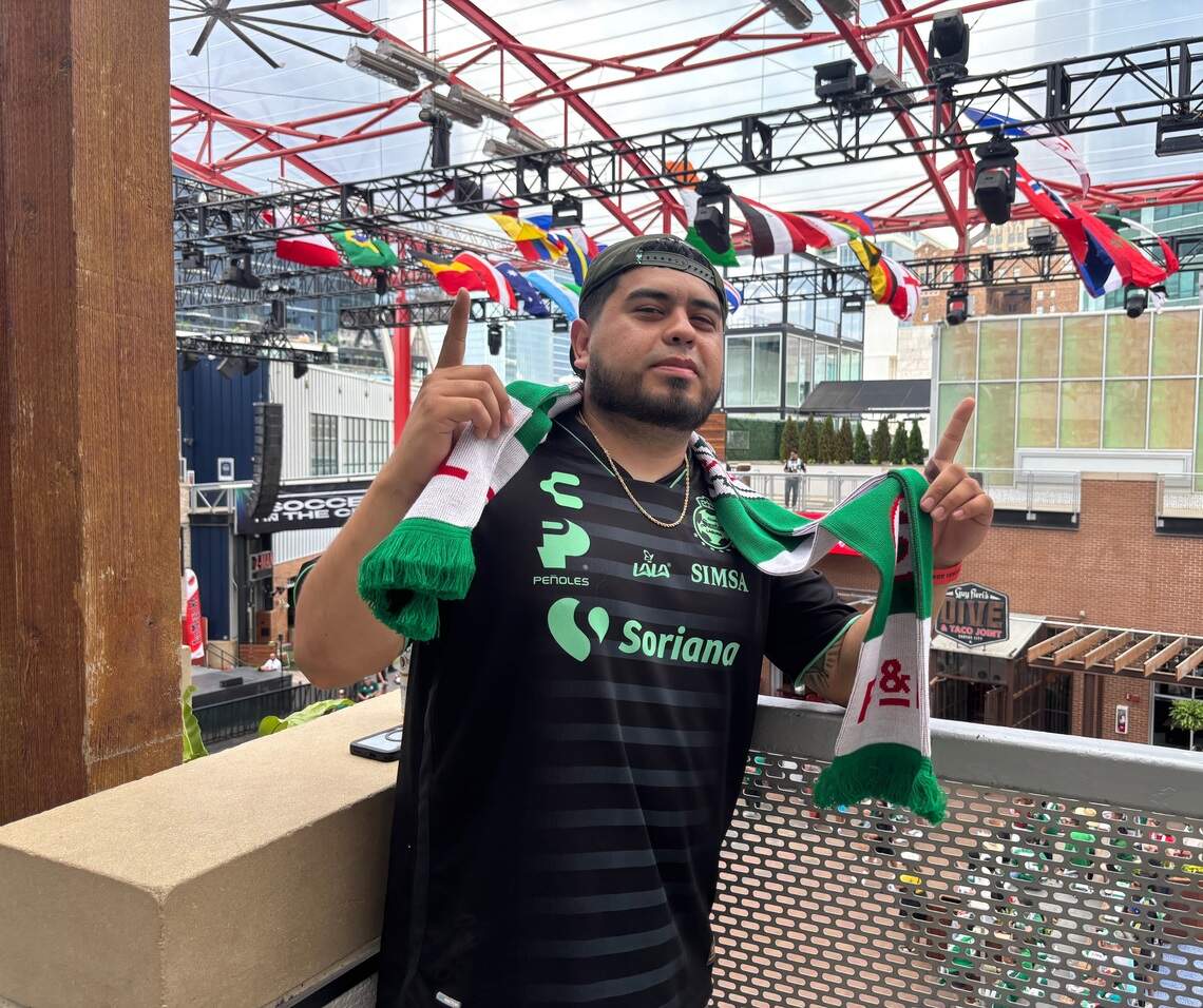Mexico fans celebrate World Cup win at Power & Light in Kansas City ...