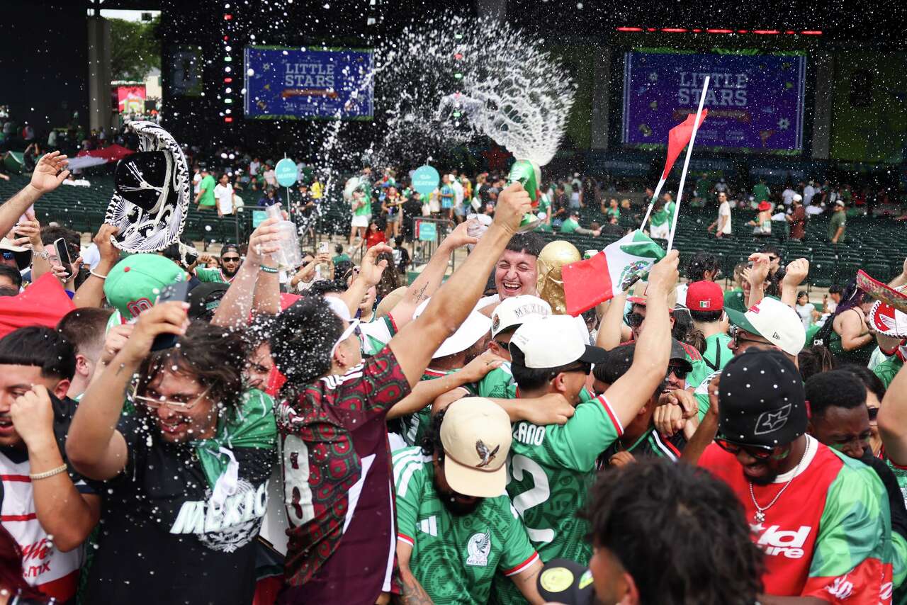 El Tri fans in Dallas erupt as Mexico wins World Cup opener over South ...