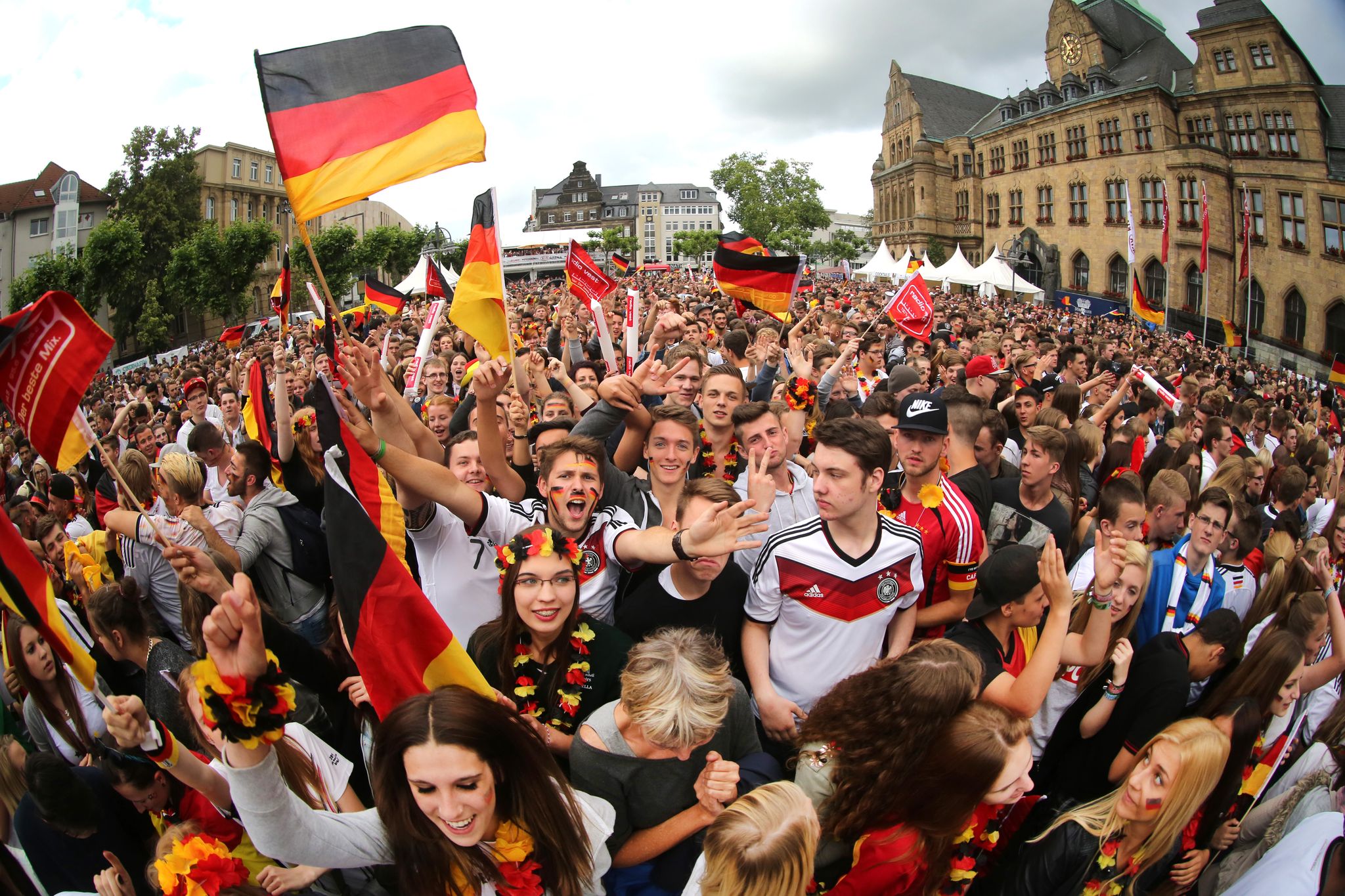 Wo Fans gemeinsam feiern - von Altstadt über Sofa bis Zeche