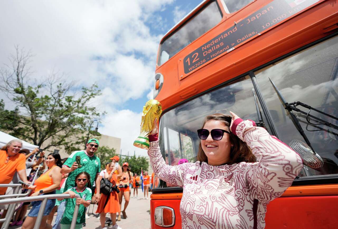 Famous Dutch orange bus gets a Galveston sendoff as it heads to ...