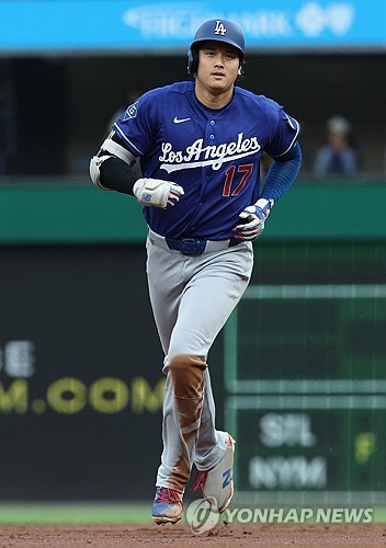 MLB 오타니, 13호 홈런 친 뒤 무릎 통증으로 대타 교체
