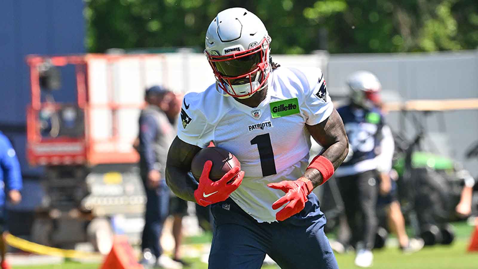 Patriots’ AJ Brown is blown away by Drake Maye after just 1 week of ...