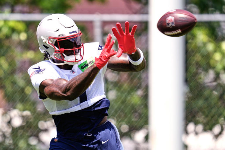 AJ Brown impressed with Patriots' Drake Maye after years of Jalen Hurts