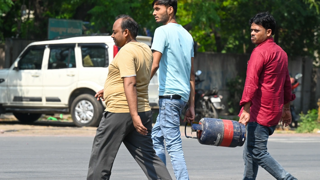 Commercial LPG surge pushes Pune restaurants to raise prices