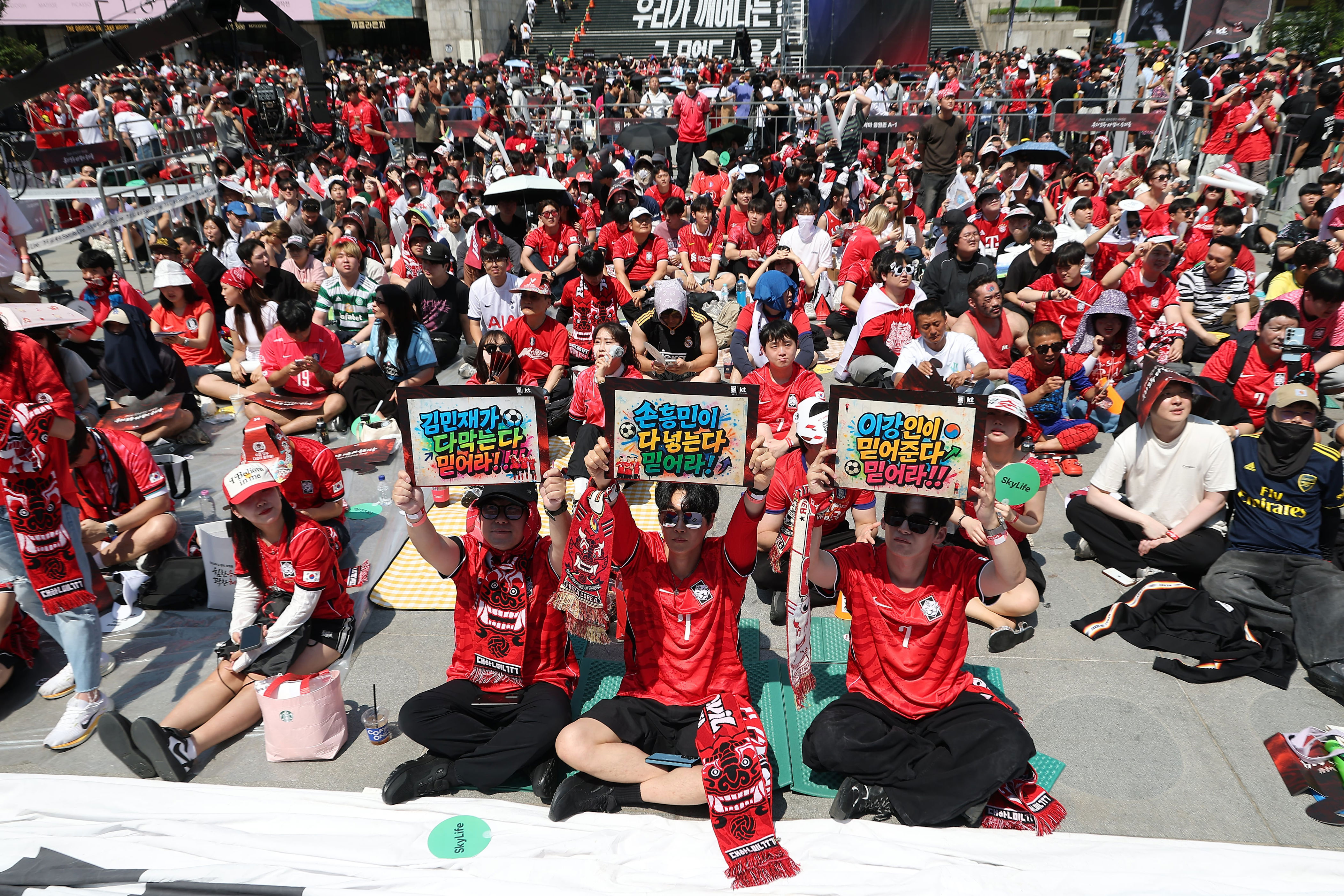 Red-clad fans rally at Gwanghwamun for World Cup match