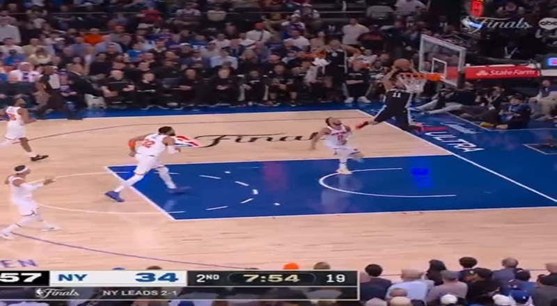 Stephon Castle throws half-court lob to Carter Bryant for thunderous ...