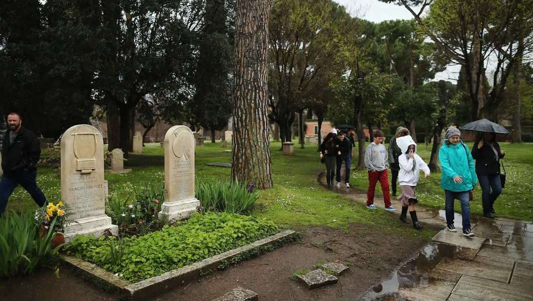 11 historical figures with unmarked or modest graves