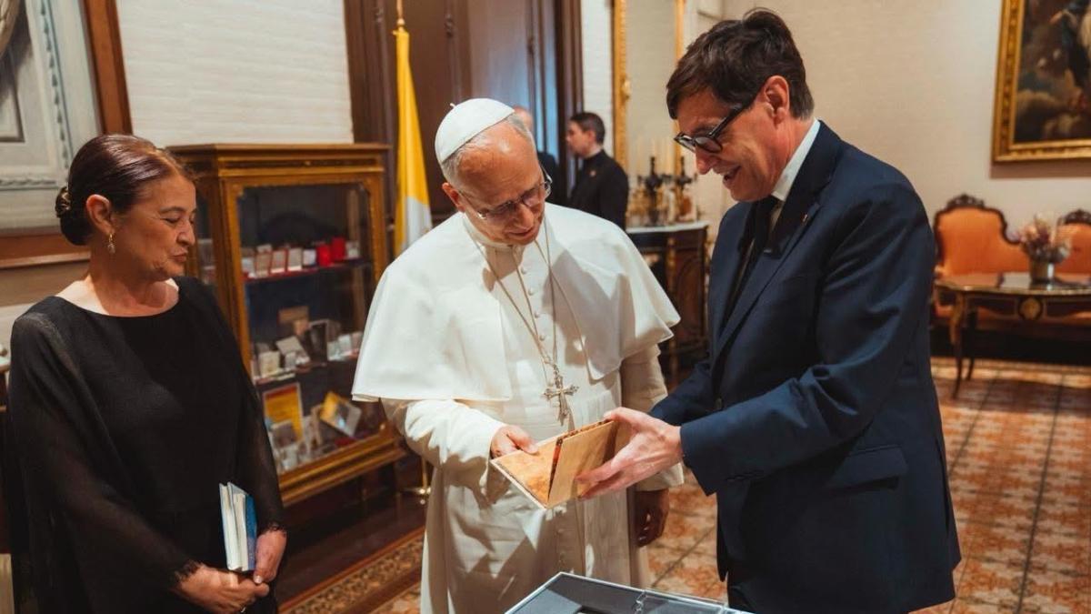 La historia de los ocho sermones medievales que Illa regaló a León XIV ...