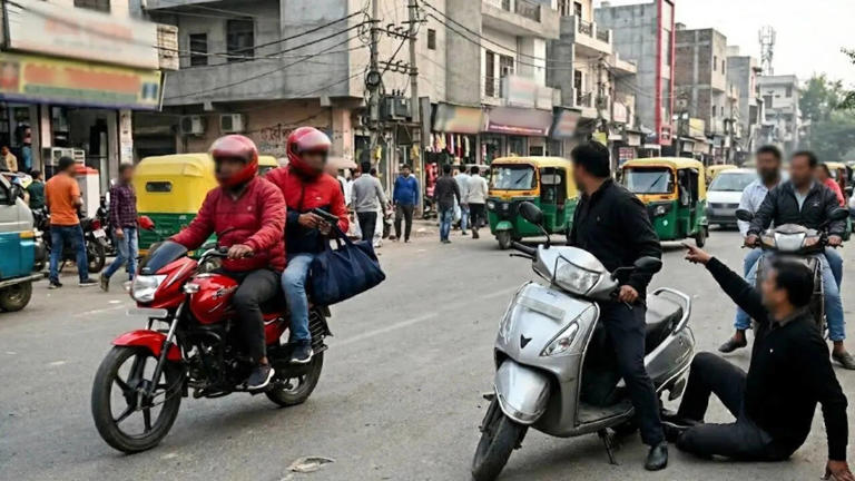 Rs 1.5cr heist: 2 on bike intercept Delhi firm staff, brandish weapon ...