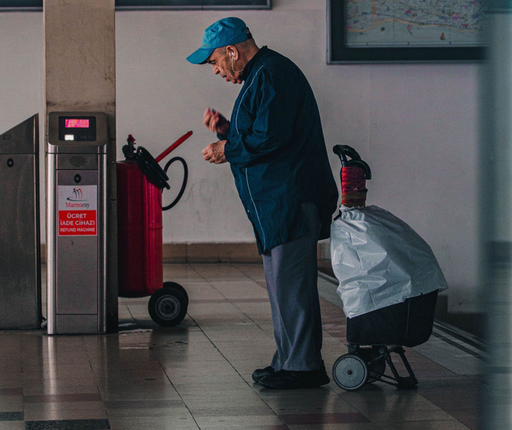 10 moments that show the hidden kindness of old people shaped by ...