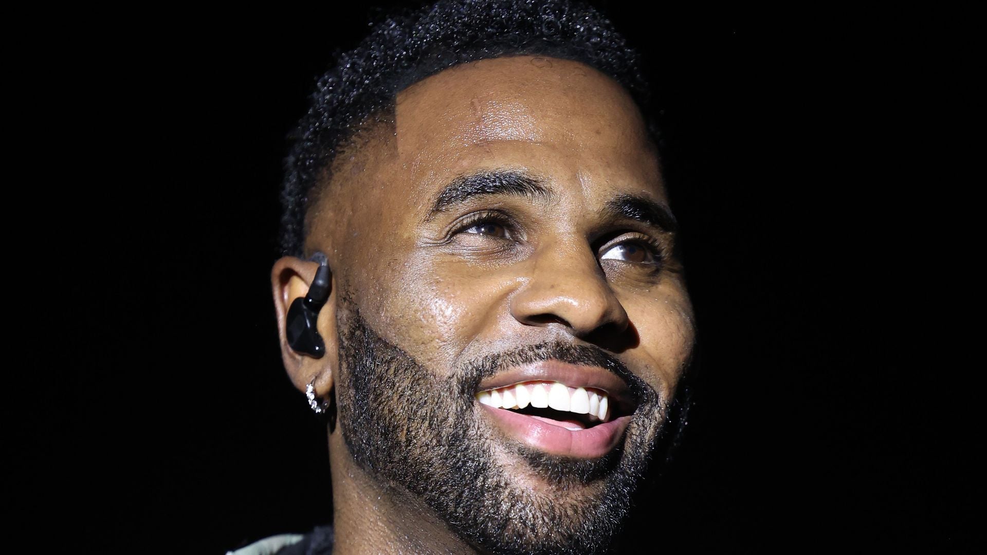 Peinlich: Jason Derulo stürzt bei Show die Treppe hinunter