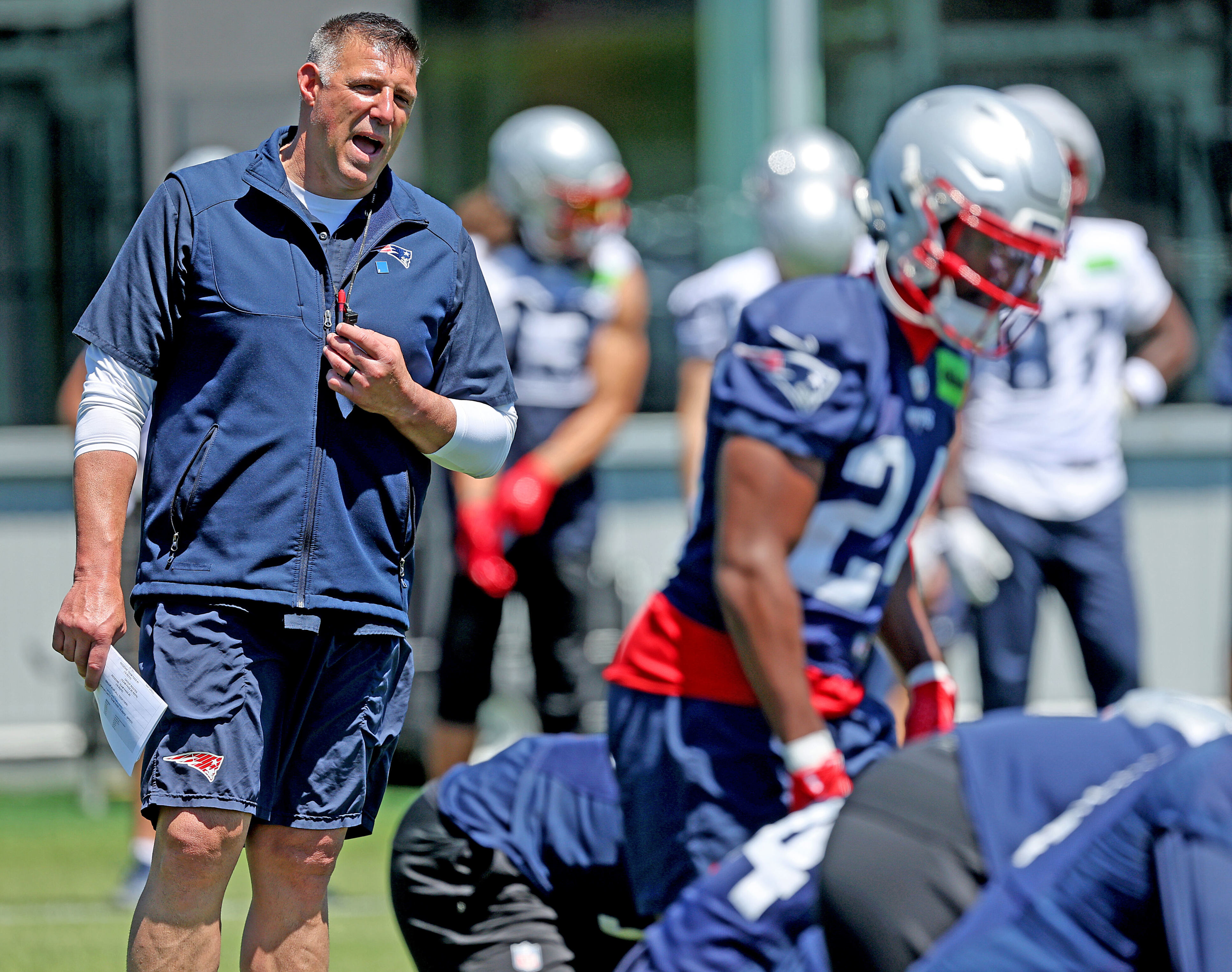 Mike Vrabel likes Patriots’ edge group, doesn’t mention absent rookie