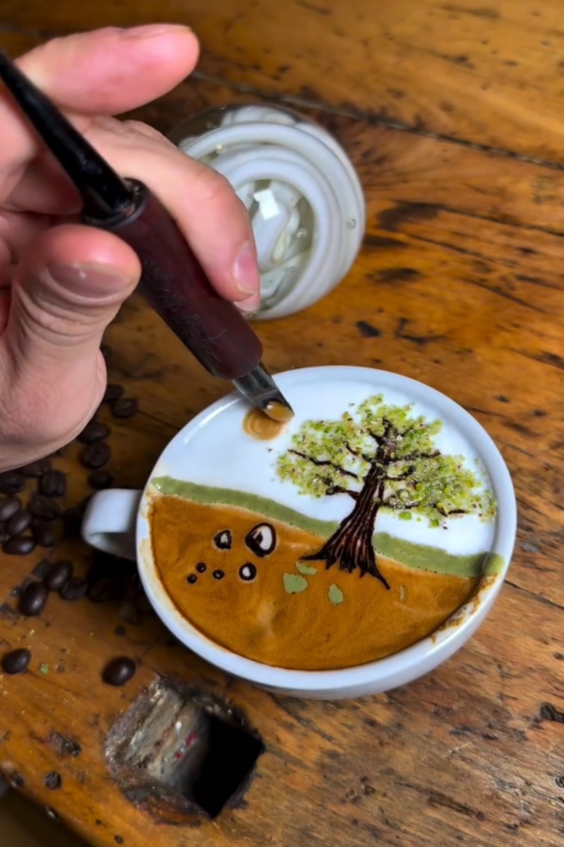 Tranh vẽ phong cảnh cây cối bằng cà phê latte nghệ thuật