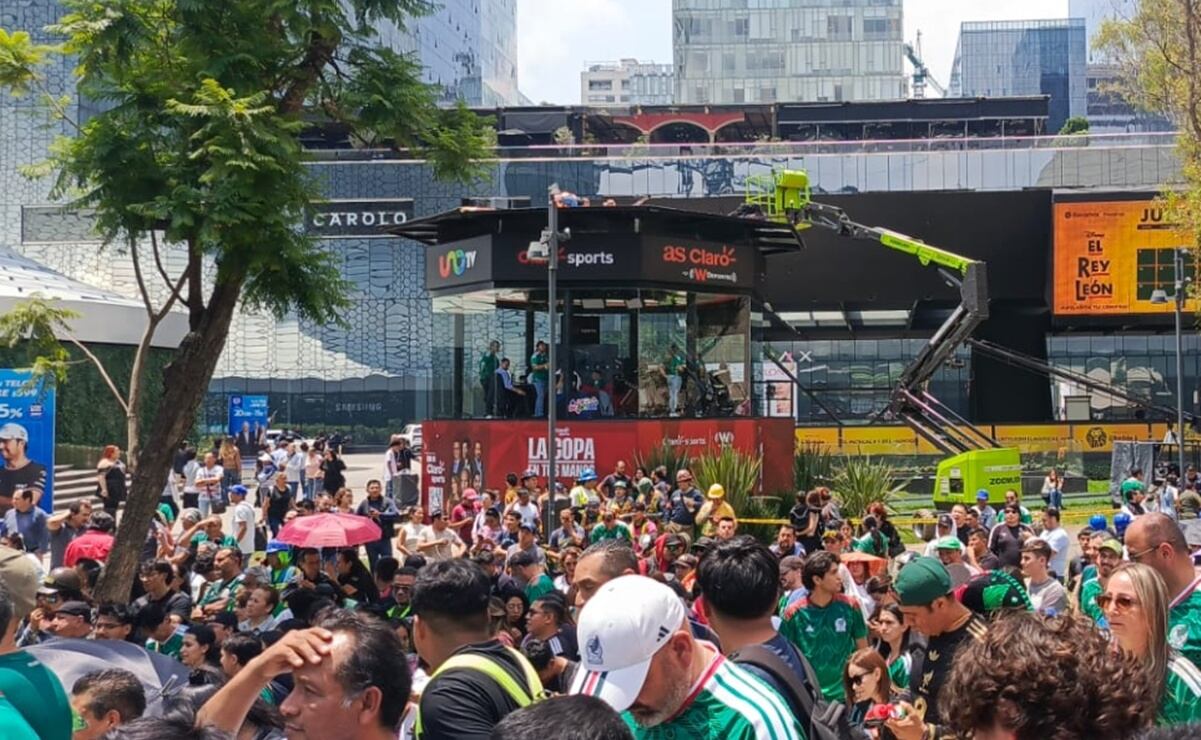 La afición celebra la victoria de México en la explanada del Museo Jumex