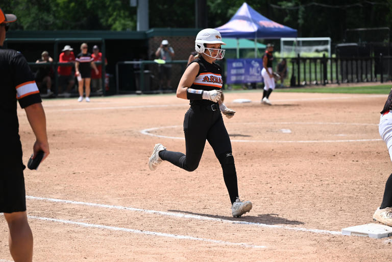 Armada softball stuns Lakeshore, advances to first state final since '79
