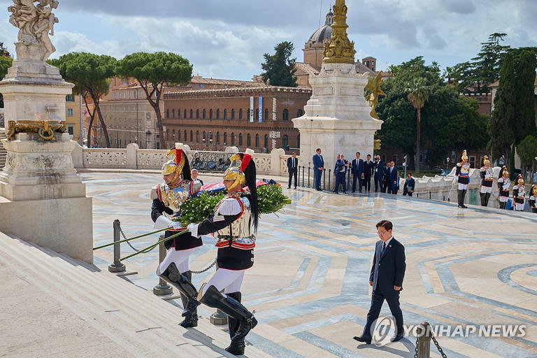 Lee pays tribute to Italian war dead in Rome