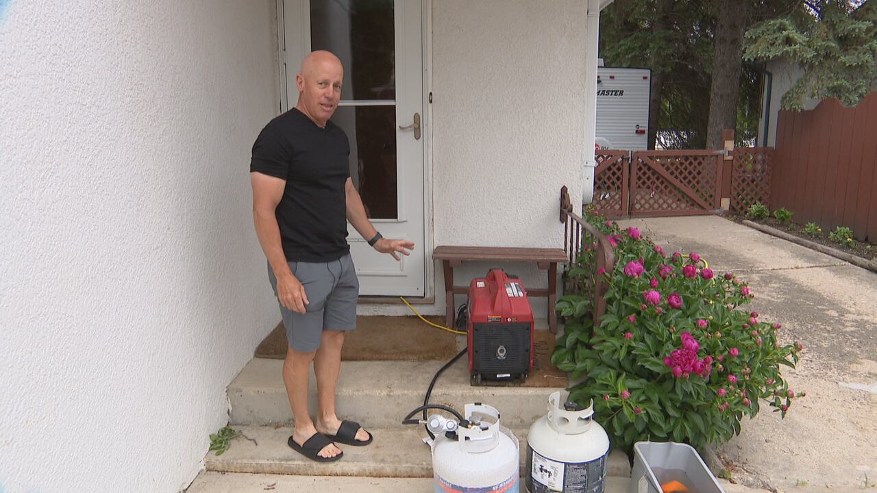 Some Winnipeggers still grappling with lack of power after Tuesday storm