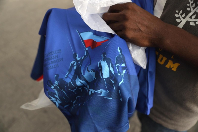 Haiti costretta a cambiare maglia ai Mondiali: la divisa vietata dalla FIFA