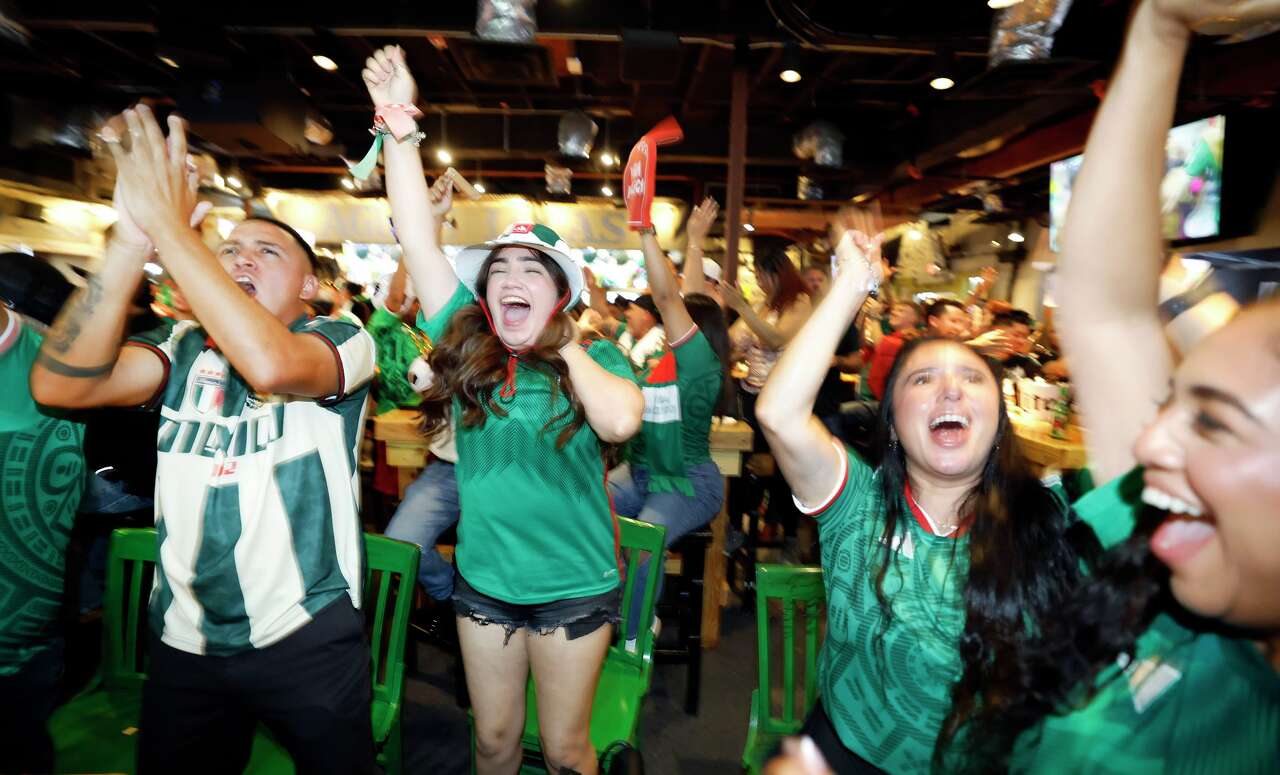 El Tri fans in Dallas erupt as Mexico wins World Cup opener over South ...