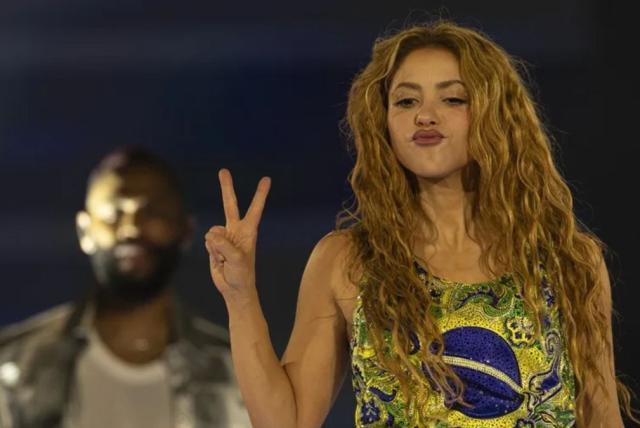 Shakira, una fiel latina: así bailó popular merengue tras inauguración