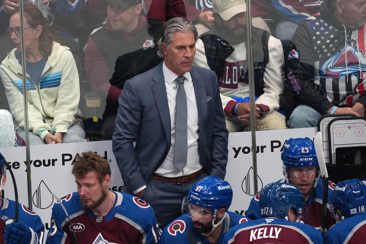Le DG de l'Avalanche Joe Sakic donne son appui à l'entraîneur-chef ...