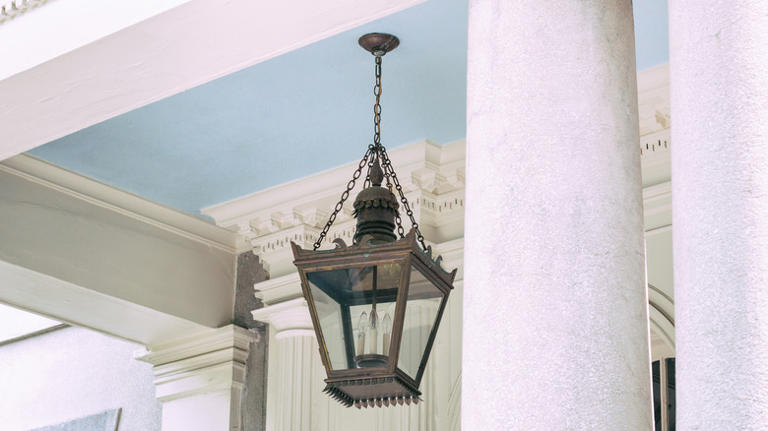 The blue porch ceiling tradition Southerners never abandoned — and why ...