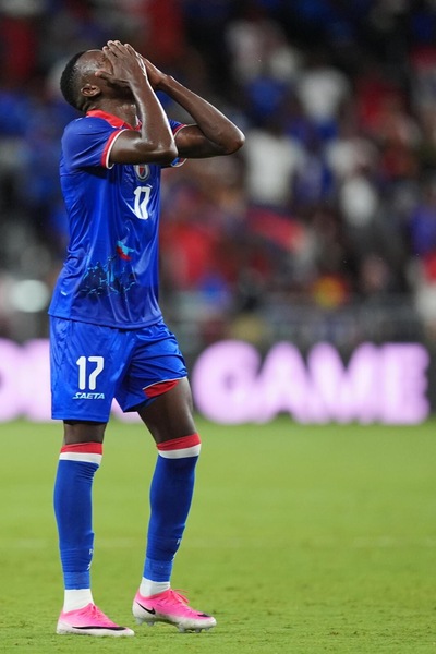 Haiti costretta a cambiare maglia ai Mondiali: la divisa vietata dalla FIFA