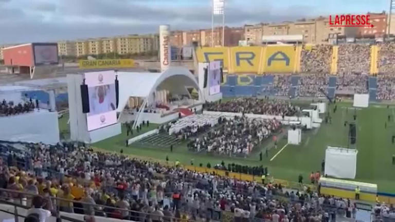 Papa Leone XIV alle Canarie, 30mila fedeli intonano cori da stadio per ...