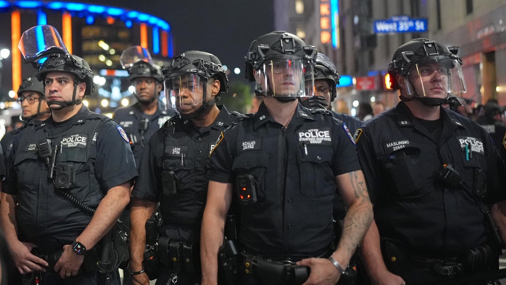 NYPD defends "frozen zone" security around Madison Square Garden for ...