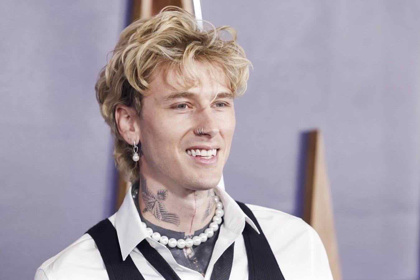 «Avevo le braccia bloccate dopo il tatuaggio», Machine Gun Kelly e la ...