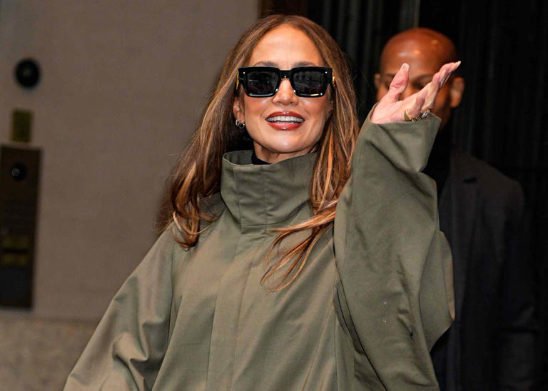 Jennifer Lopez matches $57,000 cherry-red bag to her shoes, pairing ...