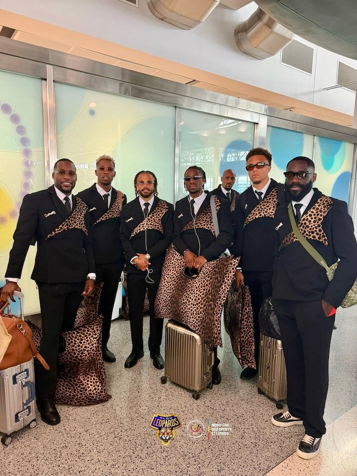RD Congo chega aos EUA para Copa vestindo terno com detalhes de animal ...