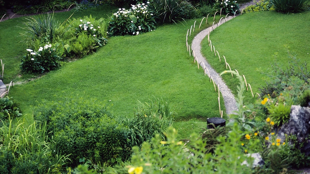 9 affordable gravel patio and pathway ideas