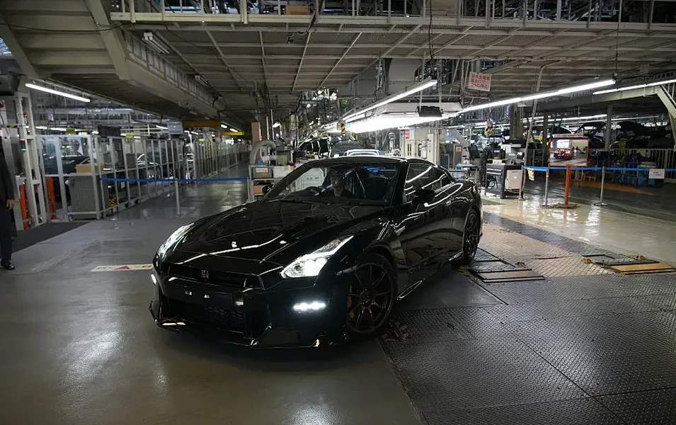 Nissan GT-R rivals Porsche 911 GTS with Honda-like reliability