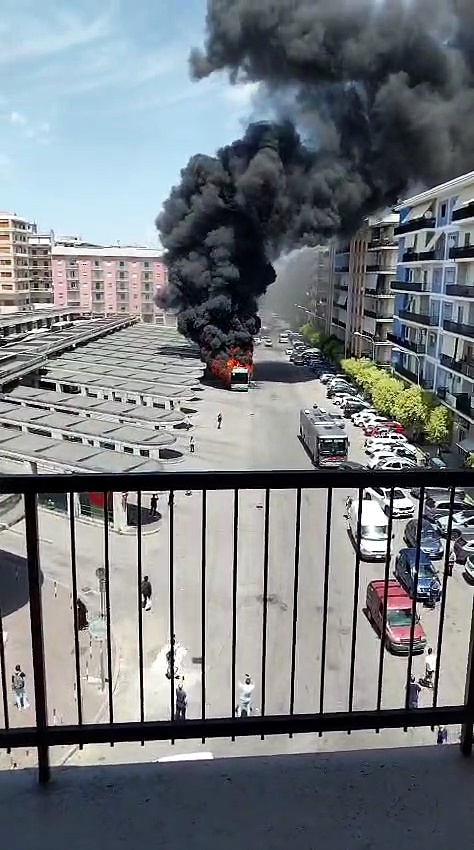 La maledizione dell'autostazione di Cosenza, autobus in fiamme vicino ...